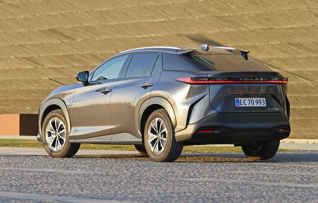 Test: Lexus RZ 300e er en elektrisk Toyota i jakkesæt - Hvilkenbil.dk