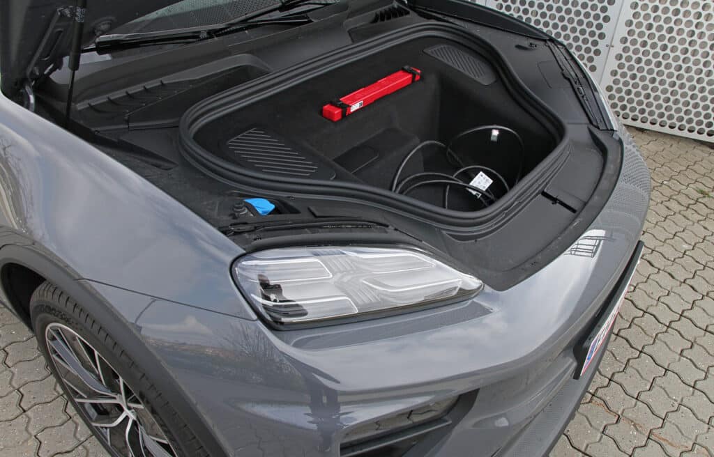 Test: Macan er mere elbil end Porsche - Hvilkenbil.dk