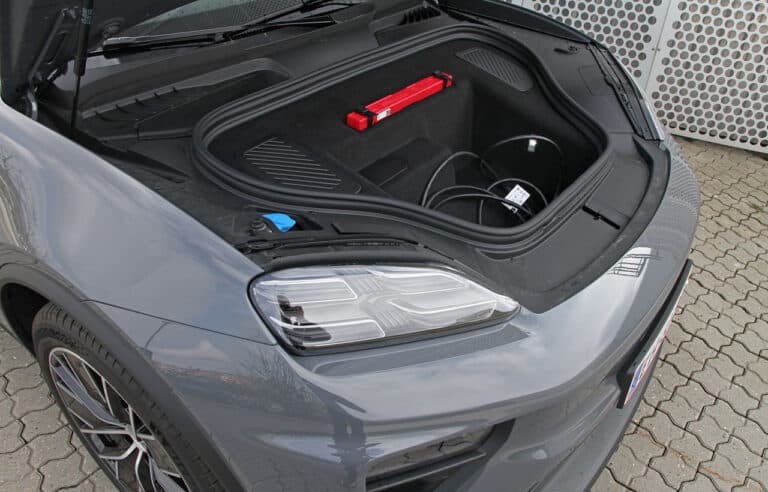 Test: Macan er mere elbil end Porsche - Hvilkenbil.dk