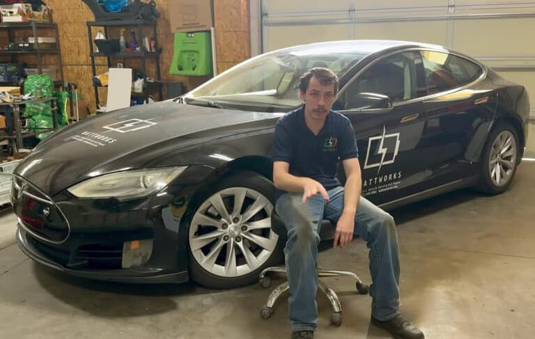 Betaler det sig at skifte batteri på 10 år gammel Tesla? - Hvilkenbil.dk