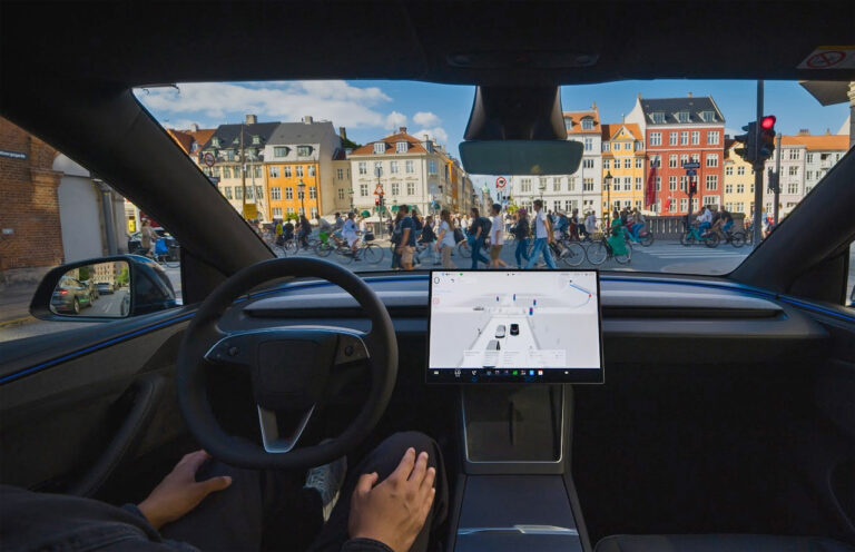 Officielt: Danmark godkender selvkørende Tesla’er - Hvilkenbil.dk